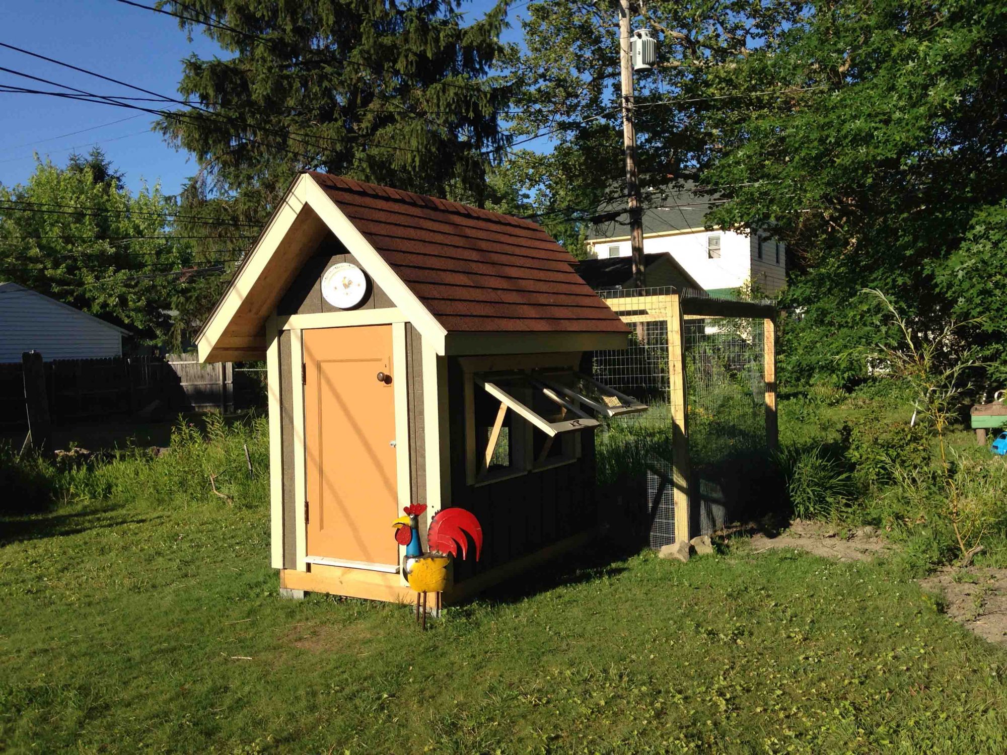 Four-hen house with standing room | BackYard Chickens - Learn How to ...